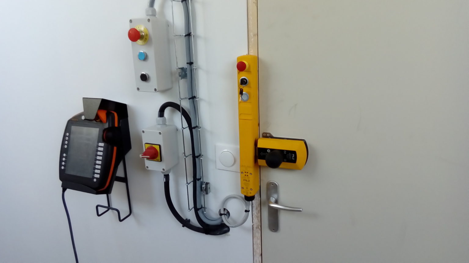 See our robotics machining cells 6 axes with robot KUKA